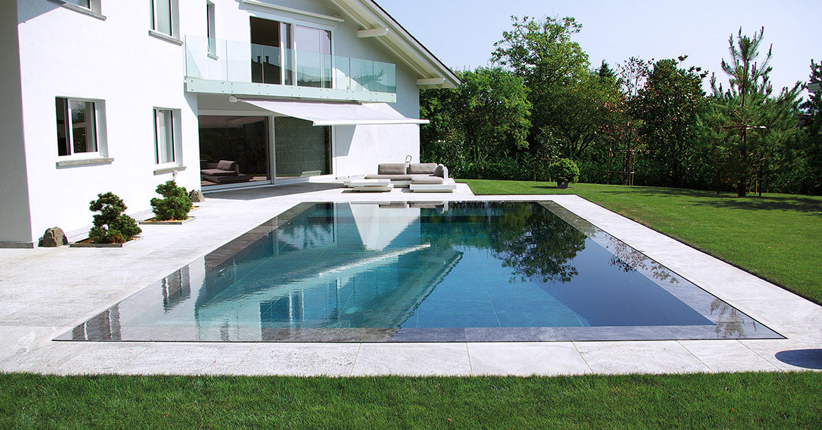 Une piscine miroir magnifiée | Piscines Carré Bleu